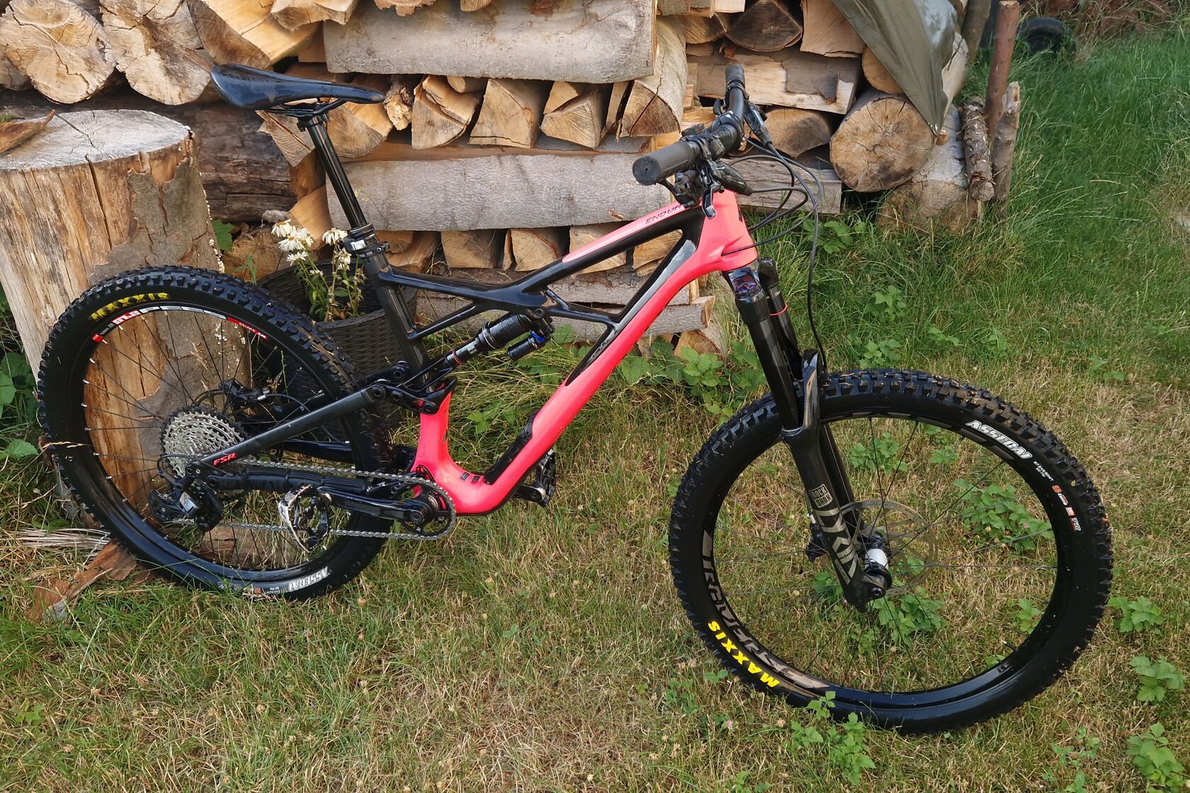 Specialized Enduro Elite 27,5 Carbon Pink za 45 000 Kč | Cyklobazar.cz