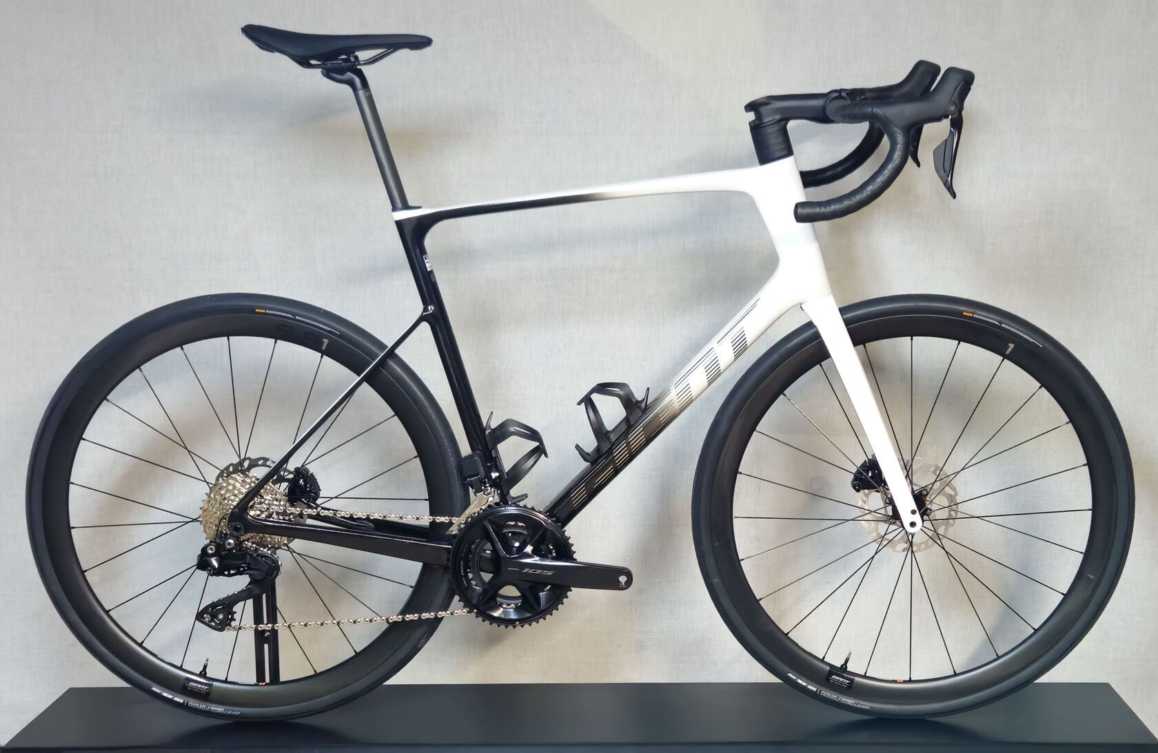 GIANT Defy Advanced Pro 1 Di2 2024 – vynikající endurance silniční kolo ...