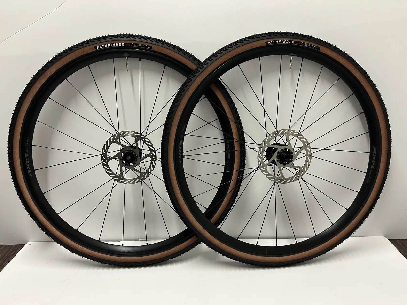 Nová zapletená kola Axis Elite Disc, vnitřní šířka 24 mm i s kotouči ...