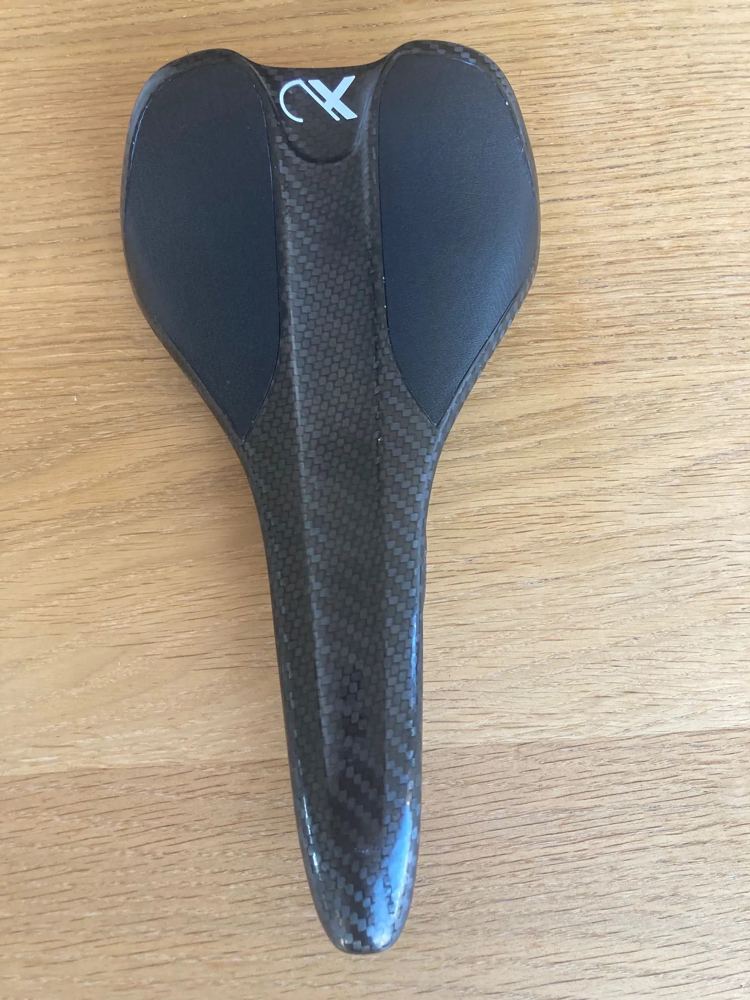 Karbonové sedlo AX Lightness Leaf Plus 3K 140 za 3 000 Kč | Cyklobazar.cz