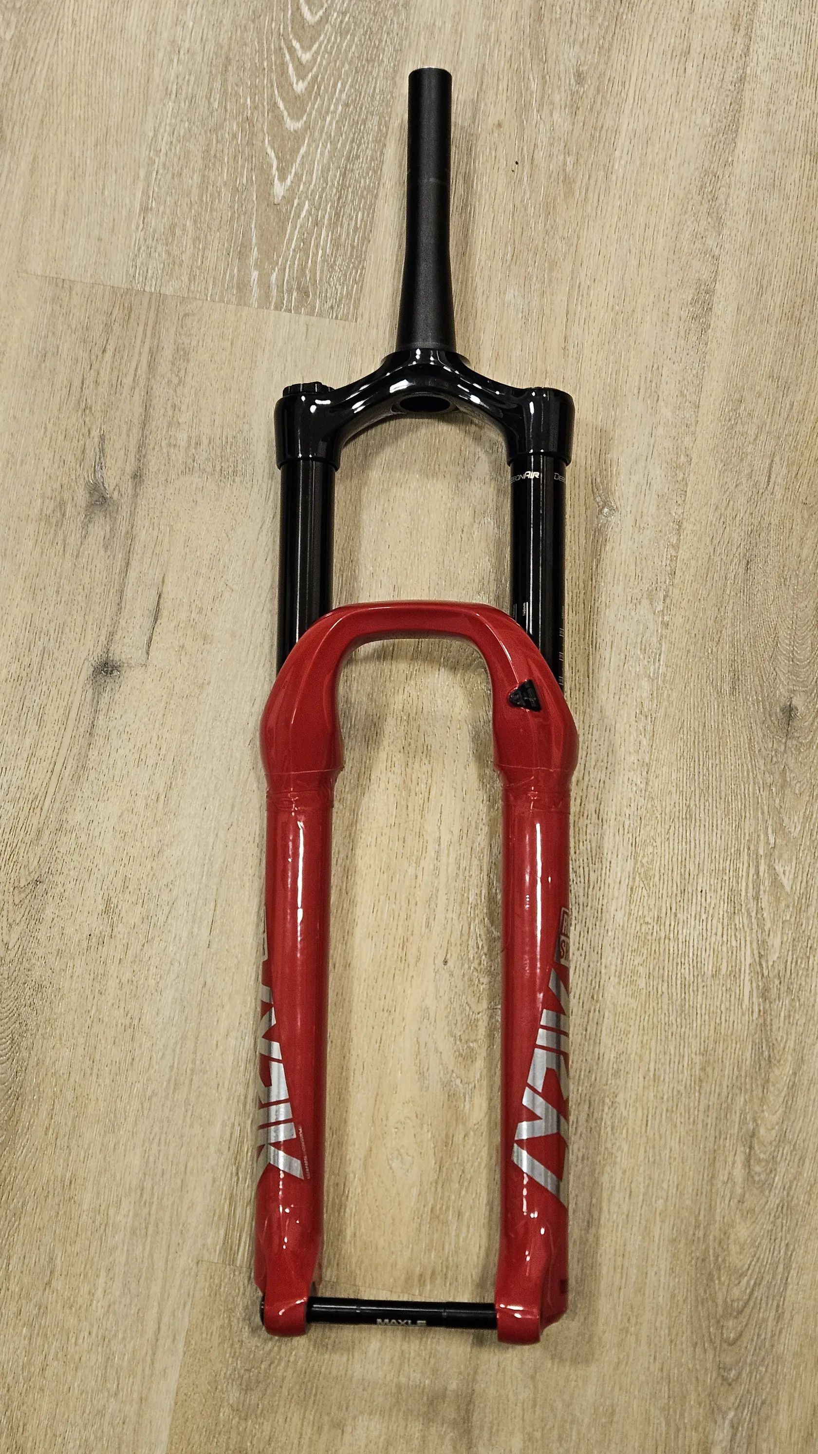 Rock Shox Lyrik Ultimate Charger 2.1 RC2 Electric Red za 8 000 Kč ...