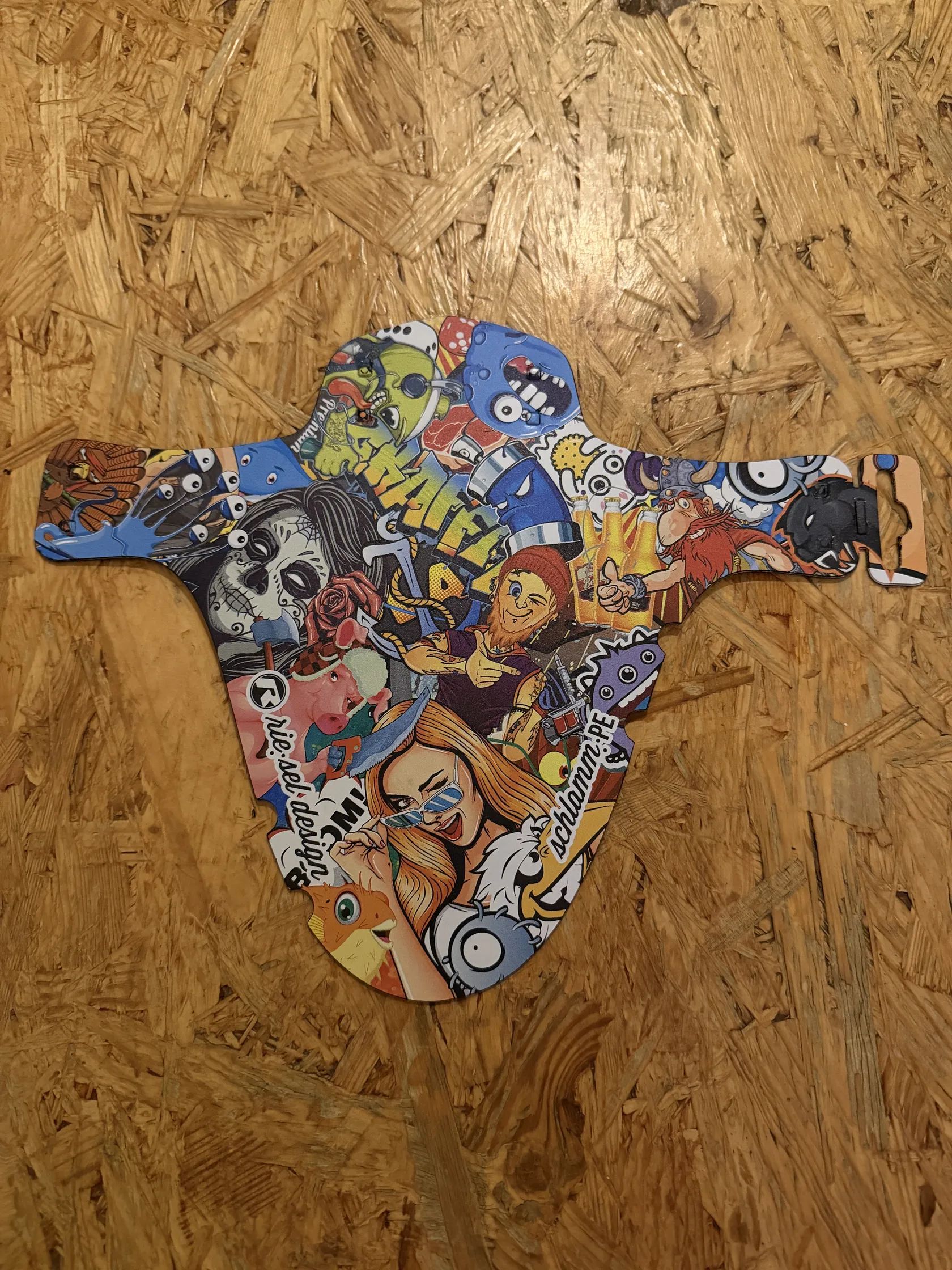 Blatník Riesel Schlamm:PE, Stickerbomb Eyecatcher za 175 Kč | Cyklobazar.cz